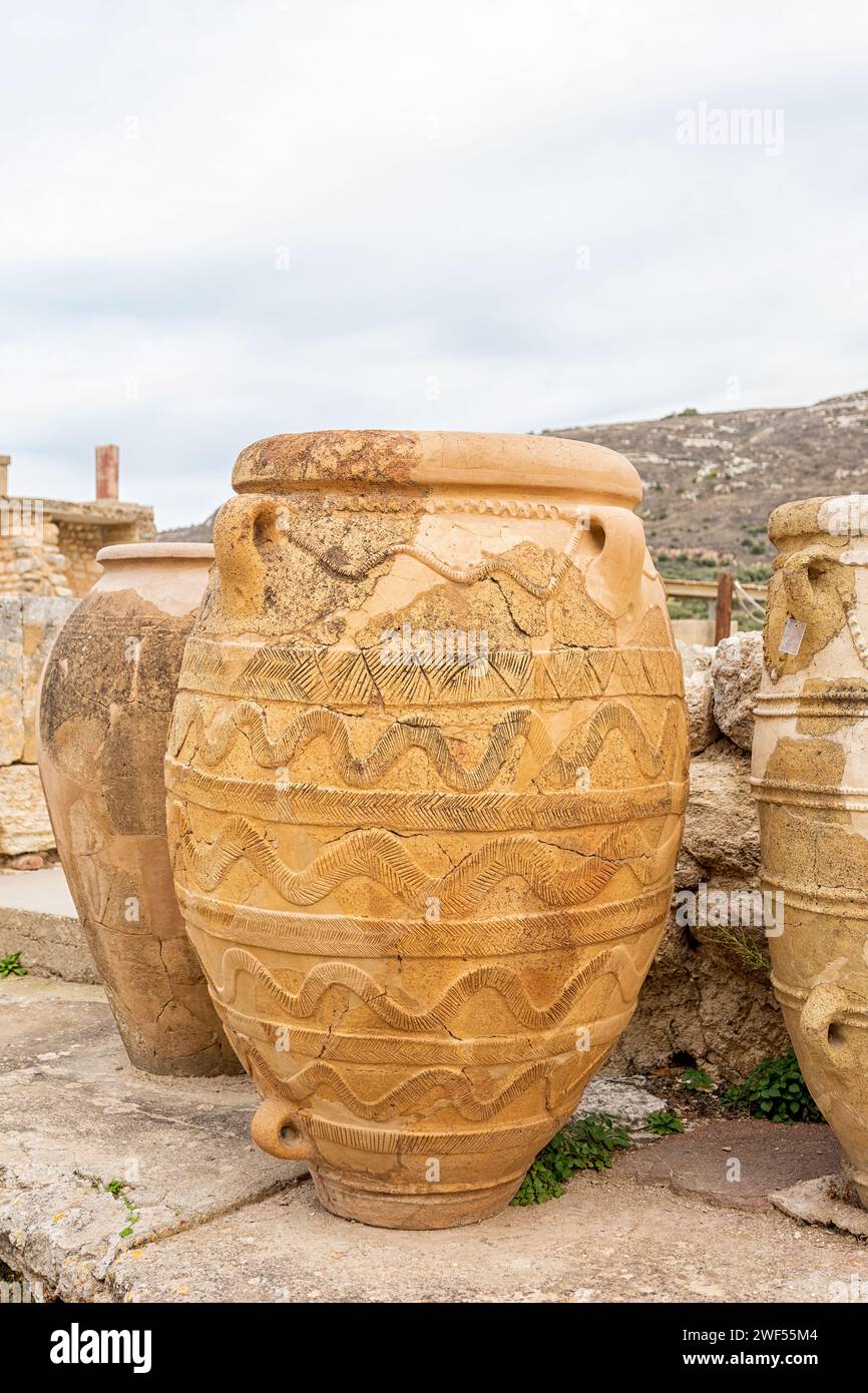 Amphoras in traditional pottery hi-res stock photography and images - Alamy