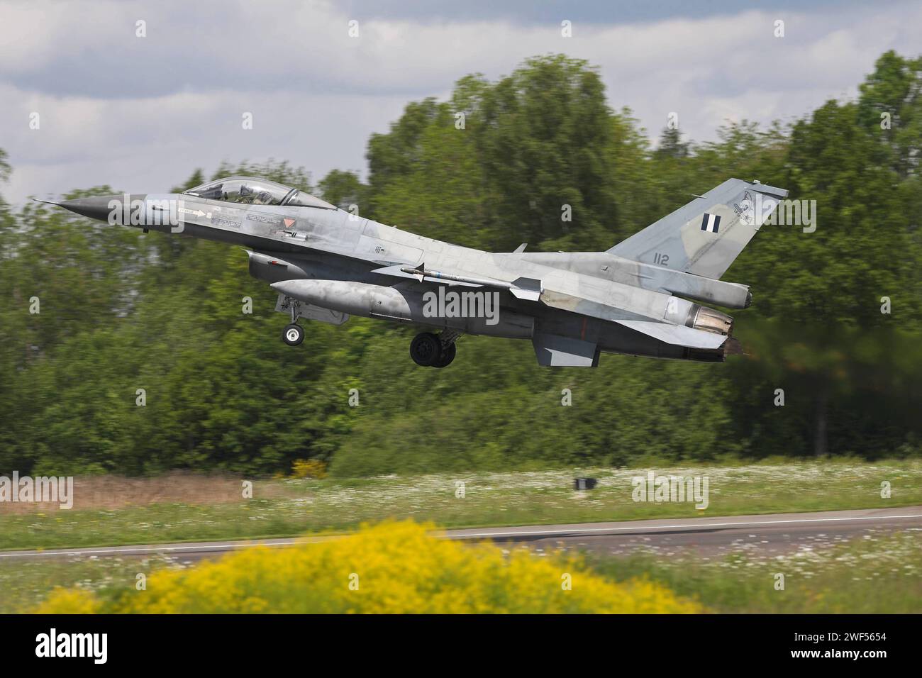 Ein Kampfflugzeug der griechischen Luftwaffe vom Typ Lockheed Martin F ...