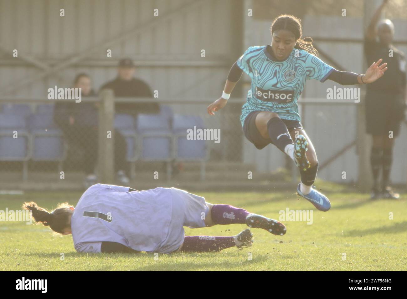 Womens diving hi-res stock photography and images - Alamy