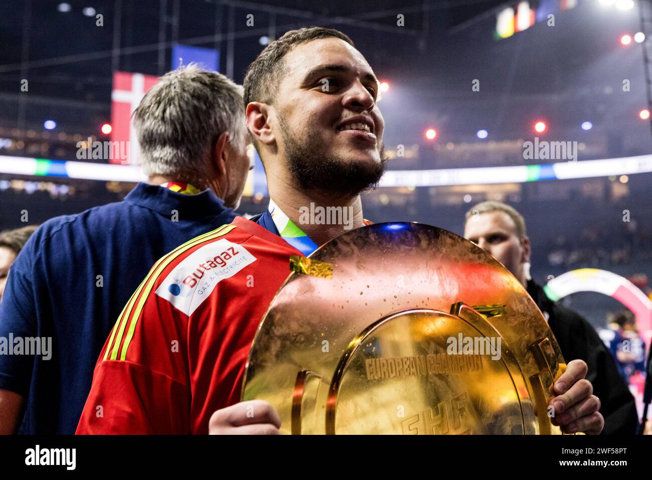 Samir Bellahcene (Frankreich, #1) h?lt vor den Fans die Schale hoch MEN ...