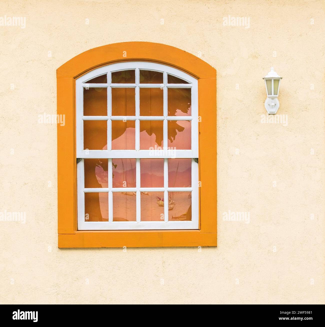 Ledge frame hi-res stock photography and images - Alamy