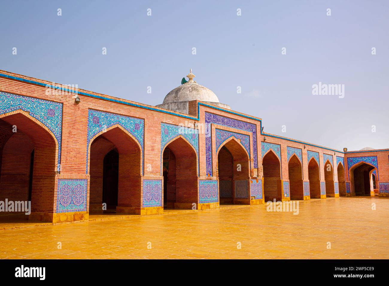 Shah Jahan Mosque in Thatta, Pakistan. Beautiful architecture, yellow ...