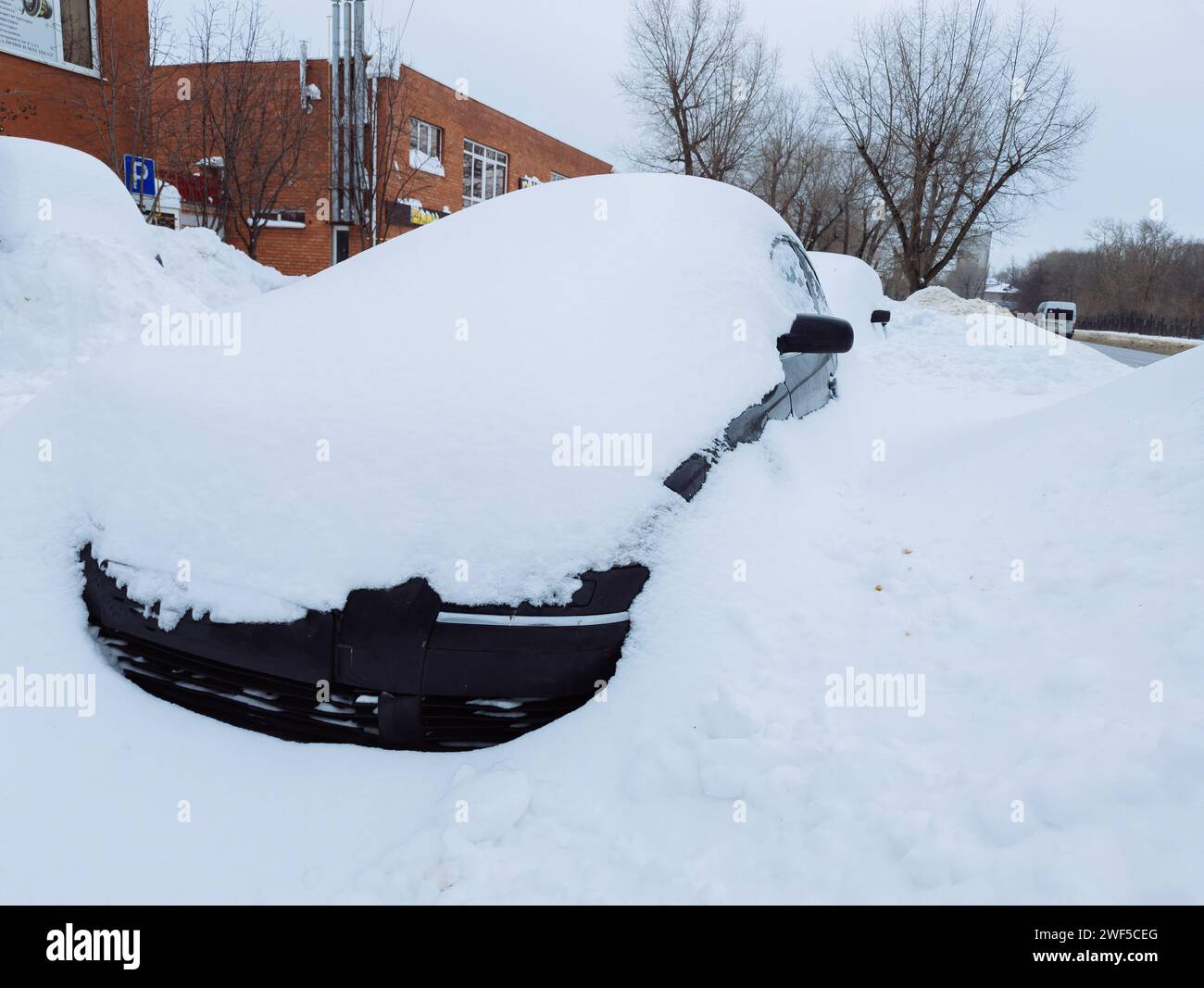 Car buried under snow hi-res stock photography and images - Alamy
