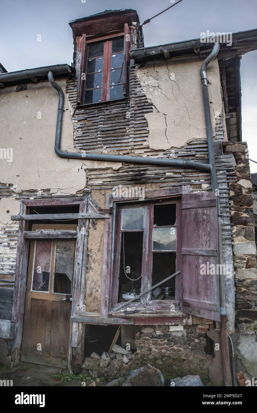 Habitation en ruine hi-res stock photography and images - Alamy