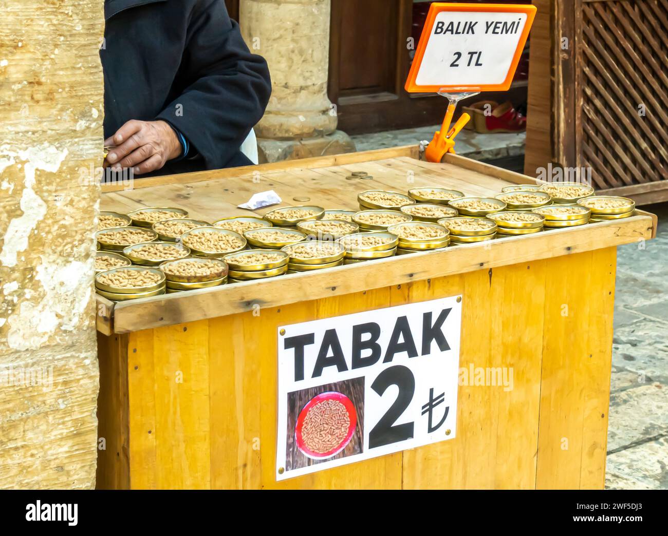 Food stands hi-res stock photography and images - Alamy