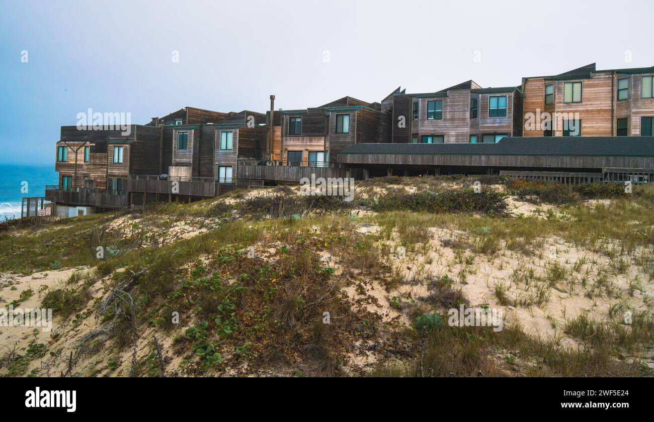 Beautiful apartment complex california hi-res stock photography and ...