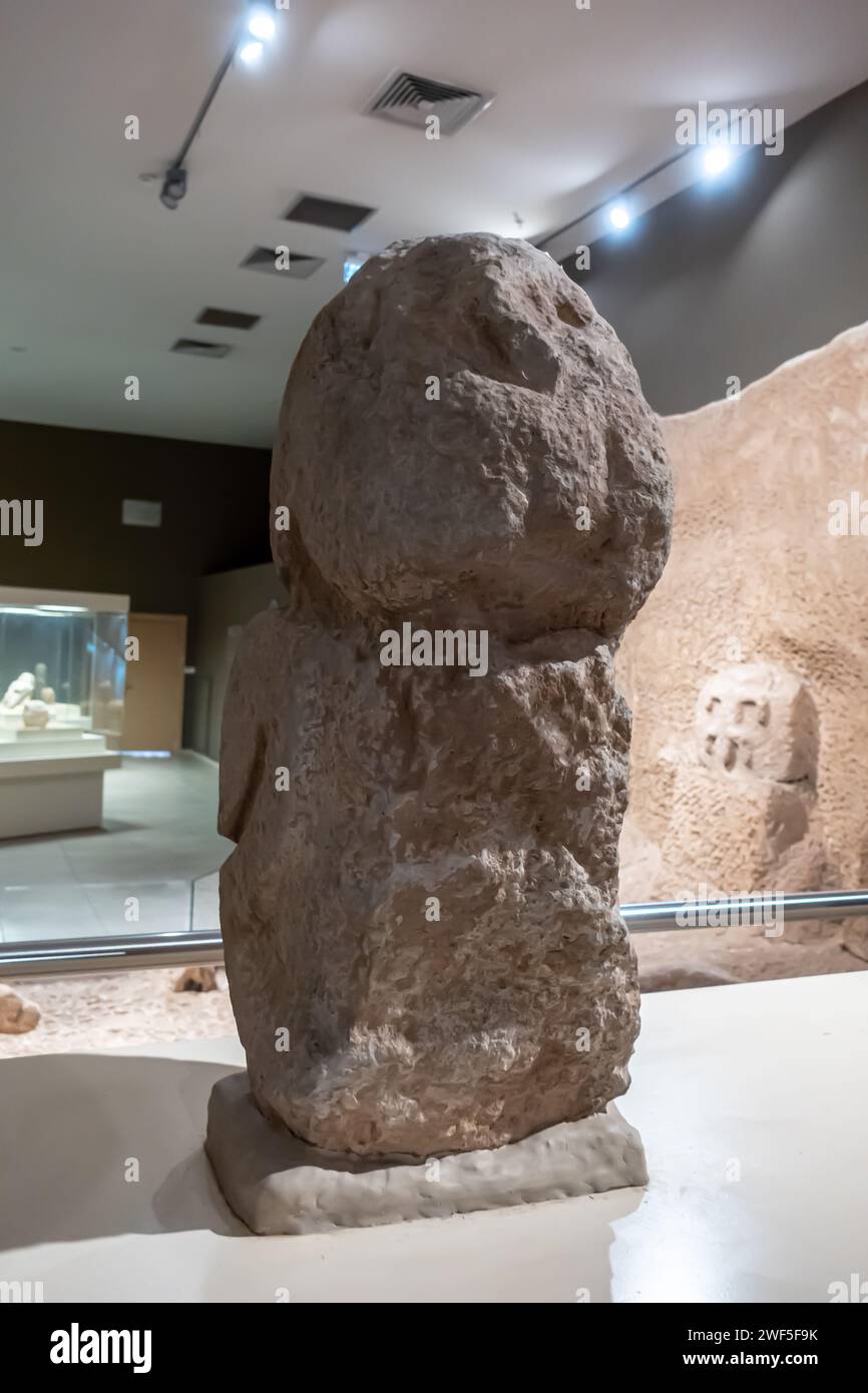 Statue, limestone, Neolith, Göbeklitepe Stock Photo - Alamy