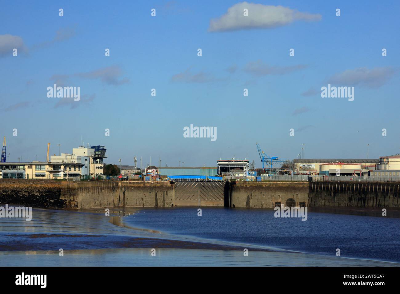 Cardiff docks hi-res stock photography and images - Alamy