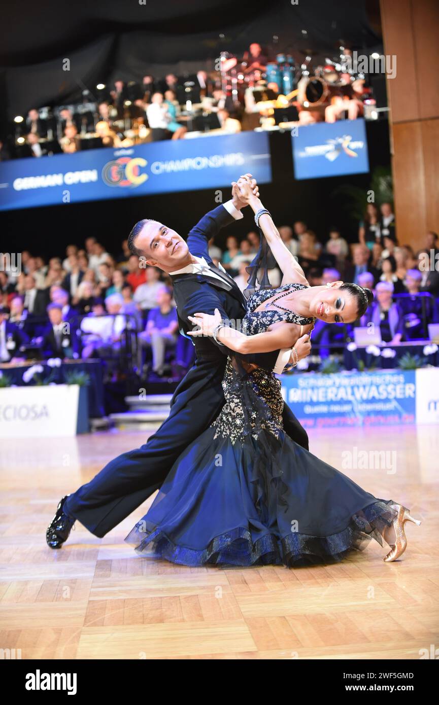 Ballroom dancing competition adults hi-res stock photography and images ...