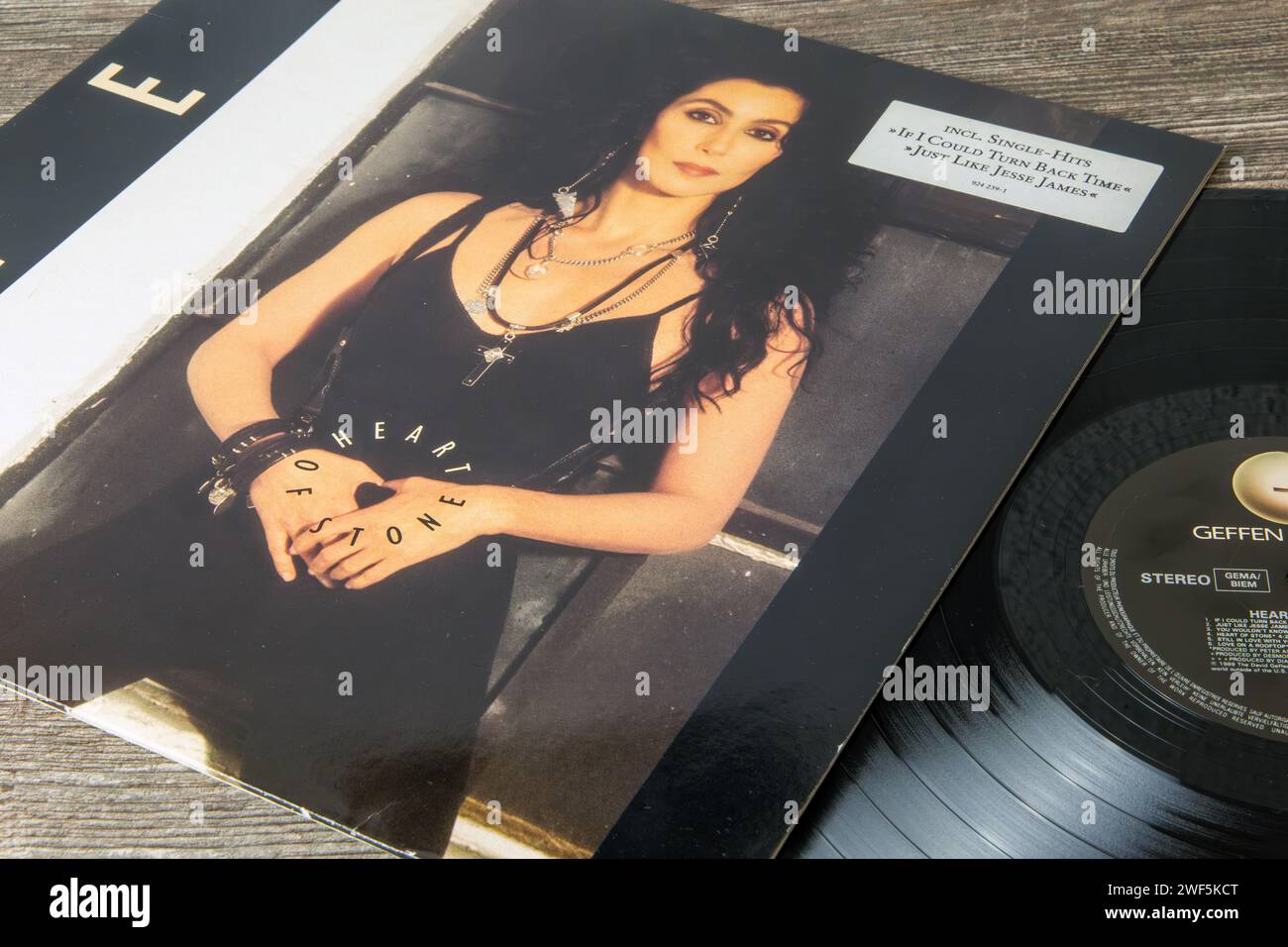 Cover of the album HEART OF STONE by the American singer CHER from 1989 ...