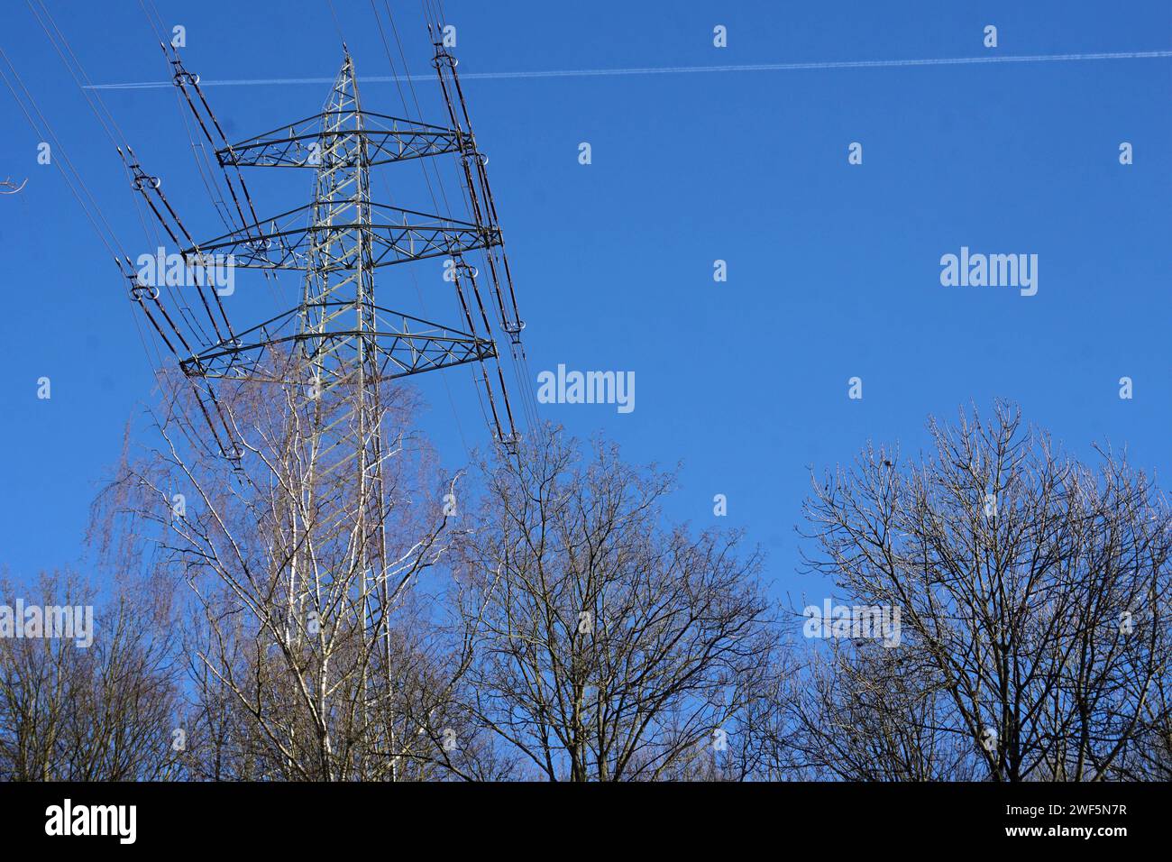 Stromtrasse in der offenen Landschaft Überlandleitungen und ...