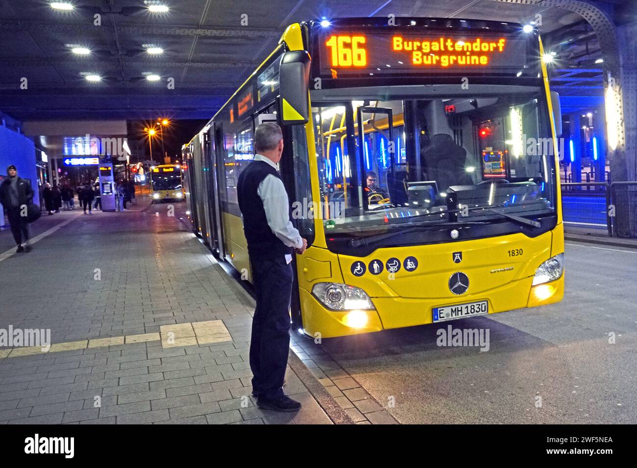 Öffentliche Verkehrsmittel am Abend Eine abendliche Haltestelle mit ...