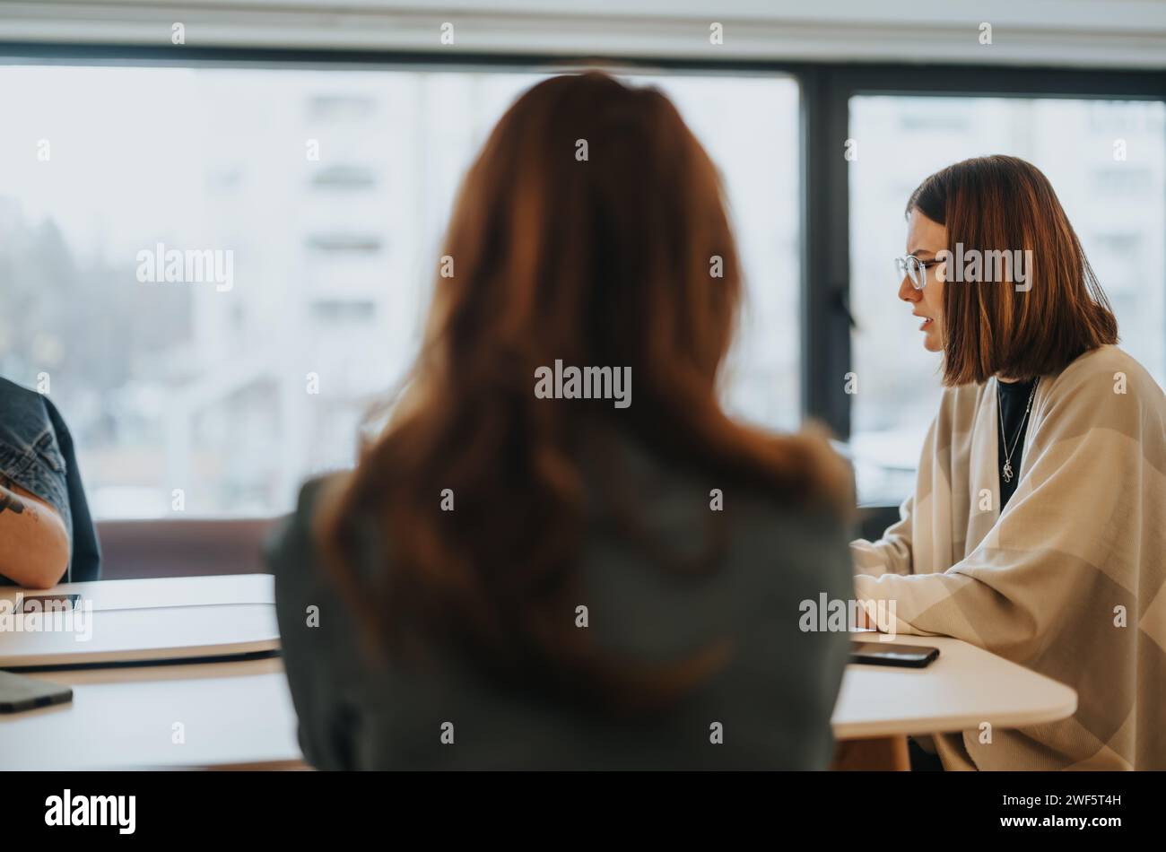 Two women from behind in office hi-res stock photography and images - Alamy