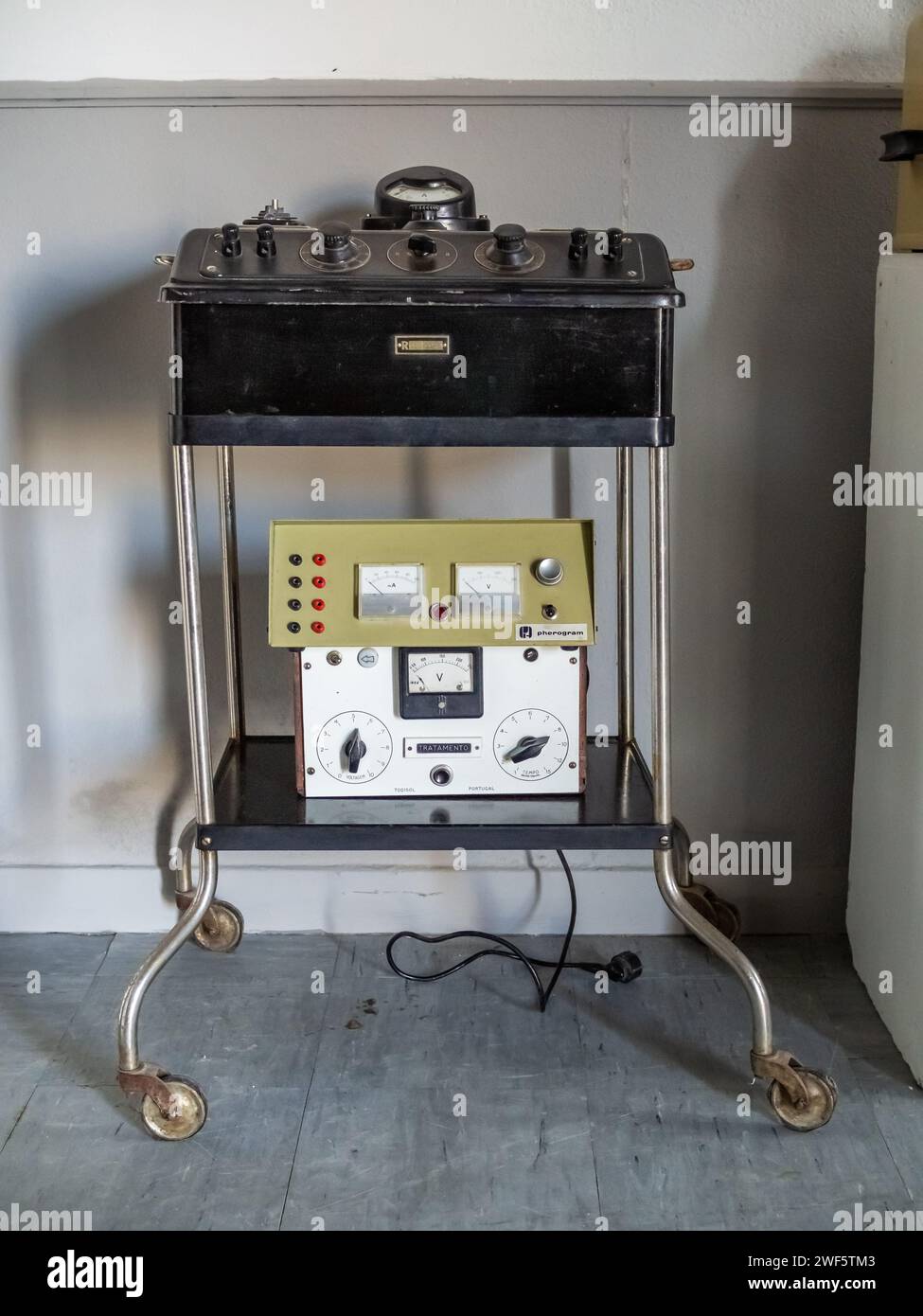 Vintage old medical device in an exhibition of old medical devices ...