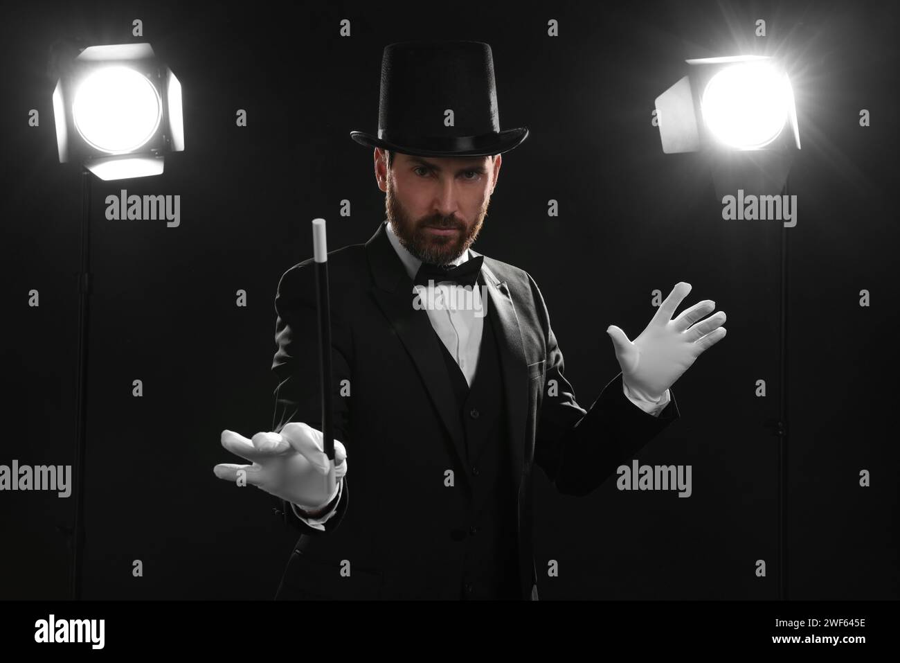 Mysterious man wearing top hat hi-res stock photography and images - Alamy