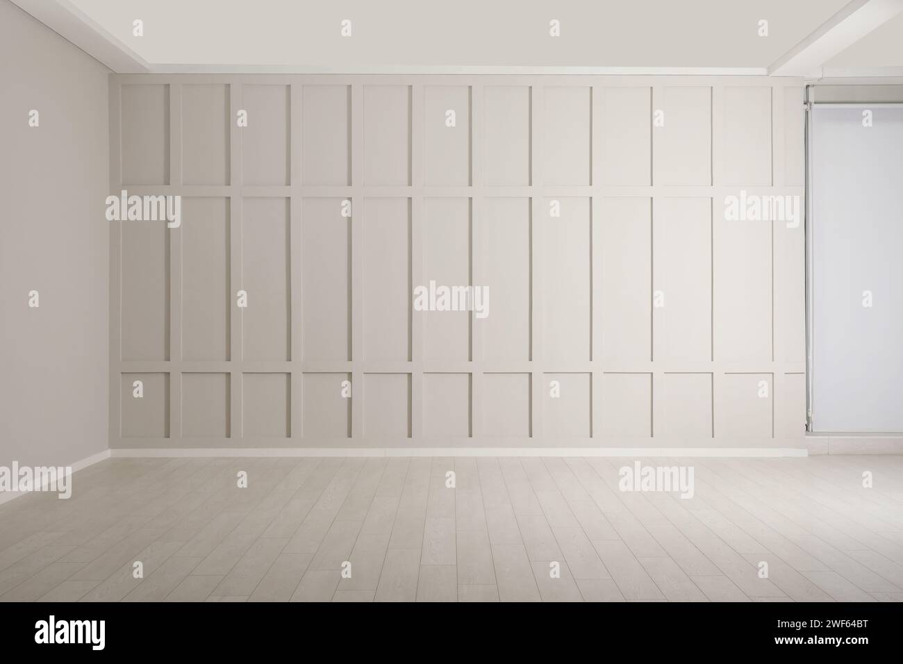 Empty room with beige walls and laminated flooring Stock Photo - Alamy