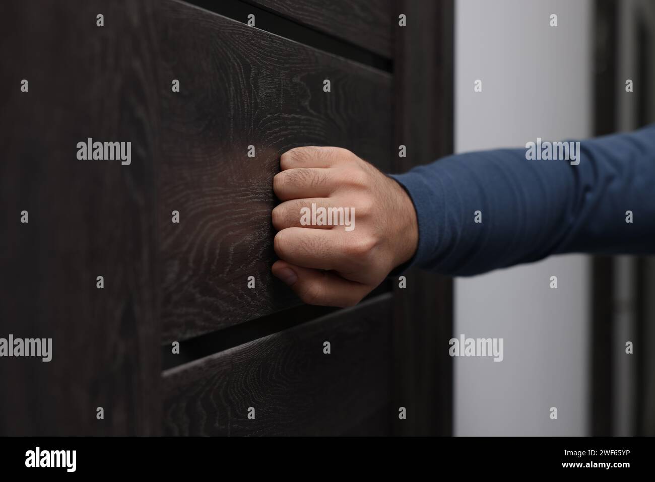 Knocking on door debt hi-res stock photography and images - Alamy