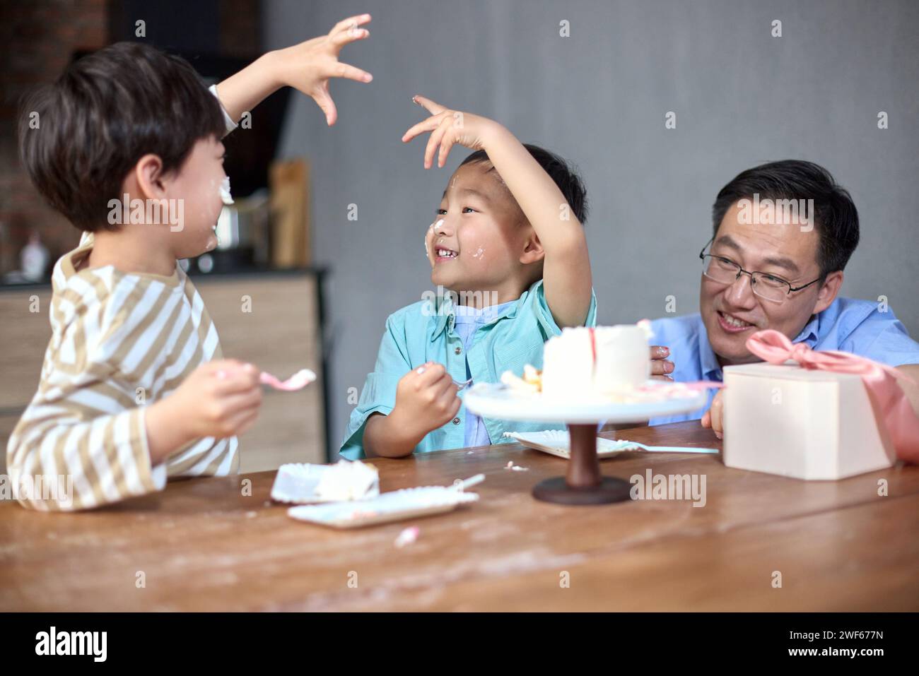 Father son eating cake hi-res stock photography and images - Alamy
