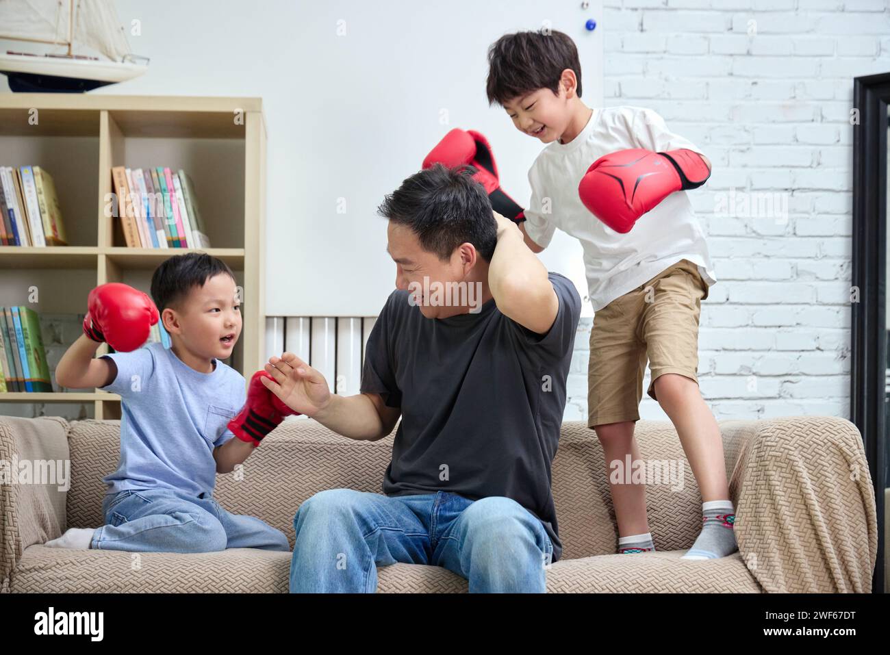Two children boxing hi-res stock photography and images - Alamy