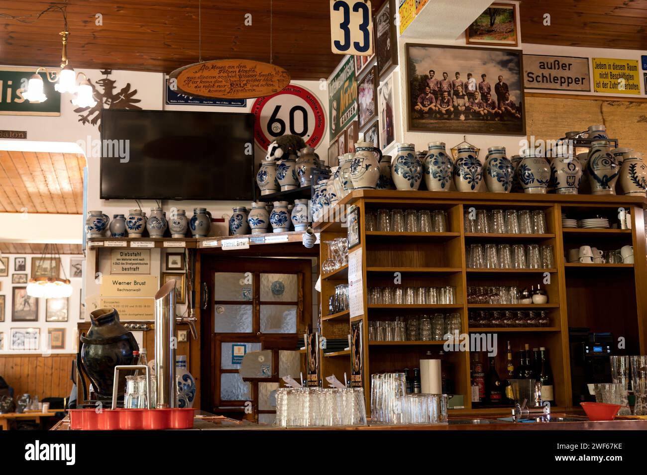 Copos e Bembel de Apfelwein Stock Photo - Alamy