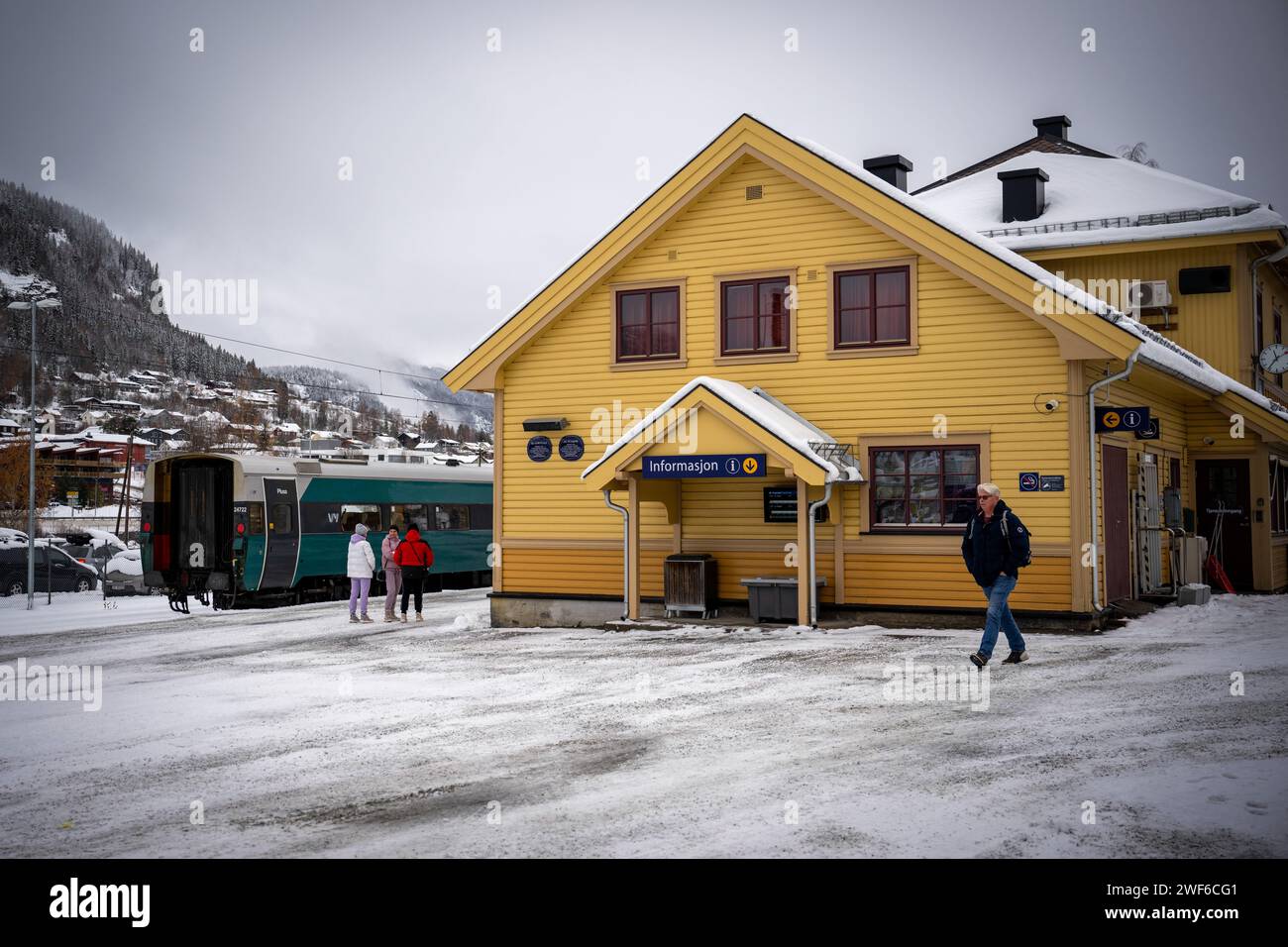 Several passengers are seen walking along the platforms of the Ål train ...