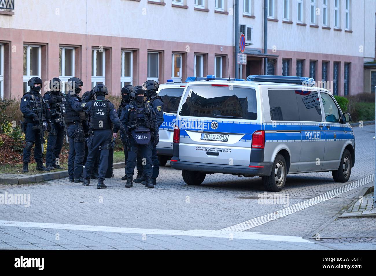 Leipzig - Spezialkräfte im Einsatz Waffenähnlicher Gegenstand entpuppt sich als Schrott 27.01. ...