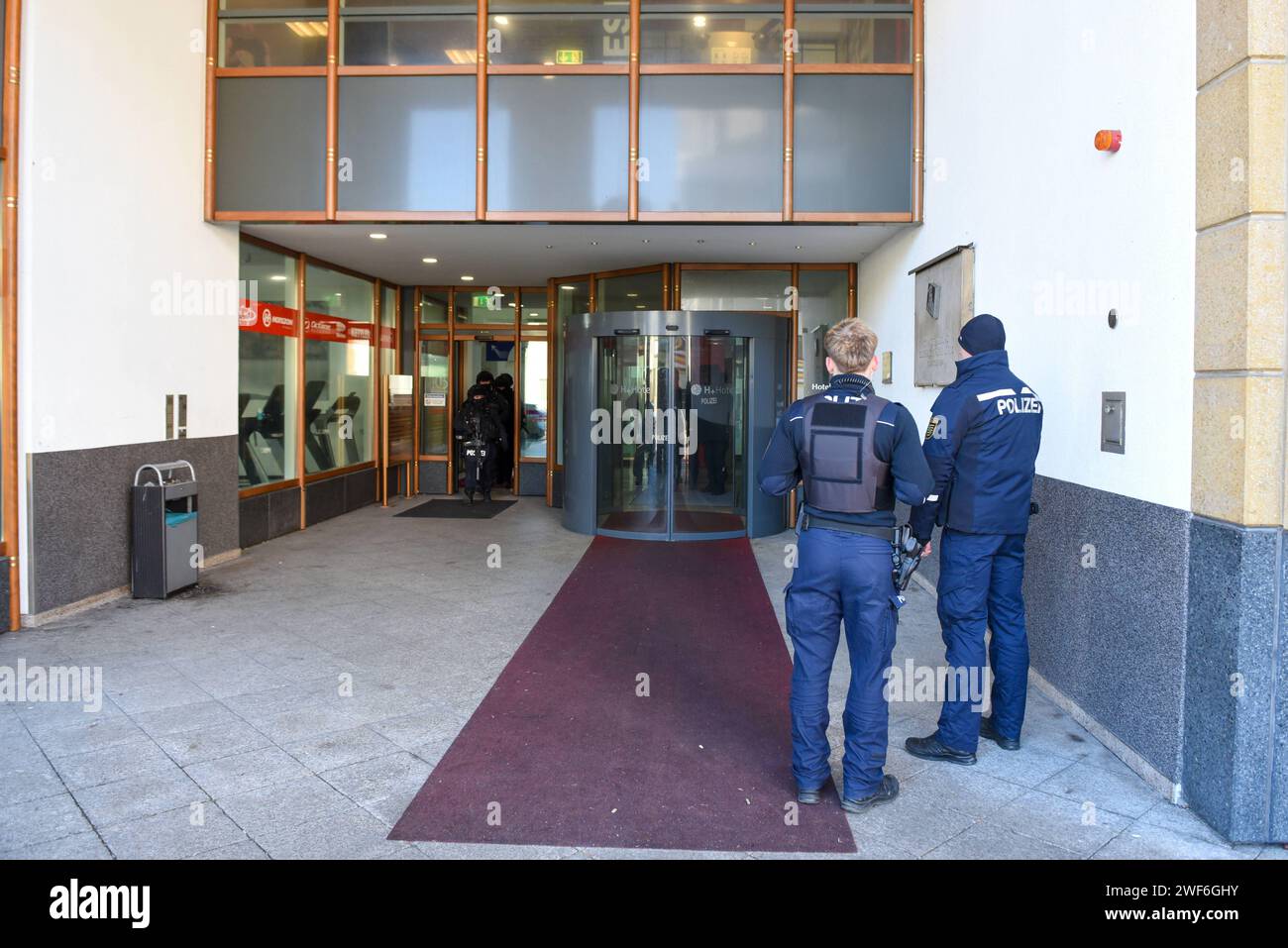 Leipzig - Spezialkräfte im Einsatz Waffenähnlicher Gegenstand entpuppt sich als Schrott 27.01. ...