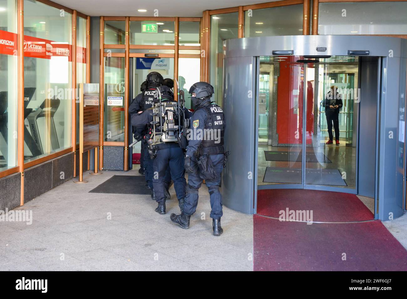 Leipzig - Spezialkräfte im Einsatz Waffenähnlicher Gegenstand entpuppt sich als Schrott 27.01. ...