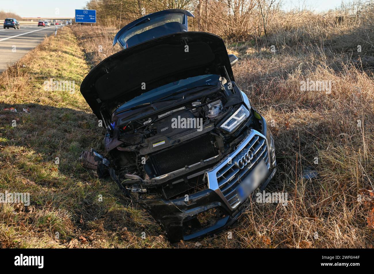 A14/Schkeuditz - Audi-Fahrer kommt von Fahrbahn ab und dreht sich - zwei Verletzte 28.01.2024 ...