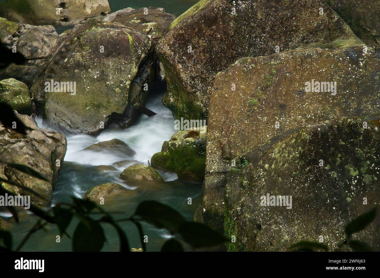 Rocks stream flowing water Stock Photo - Alamy