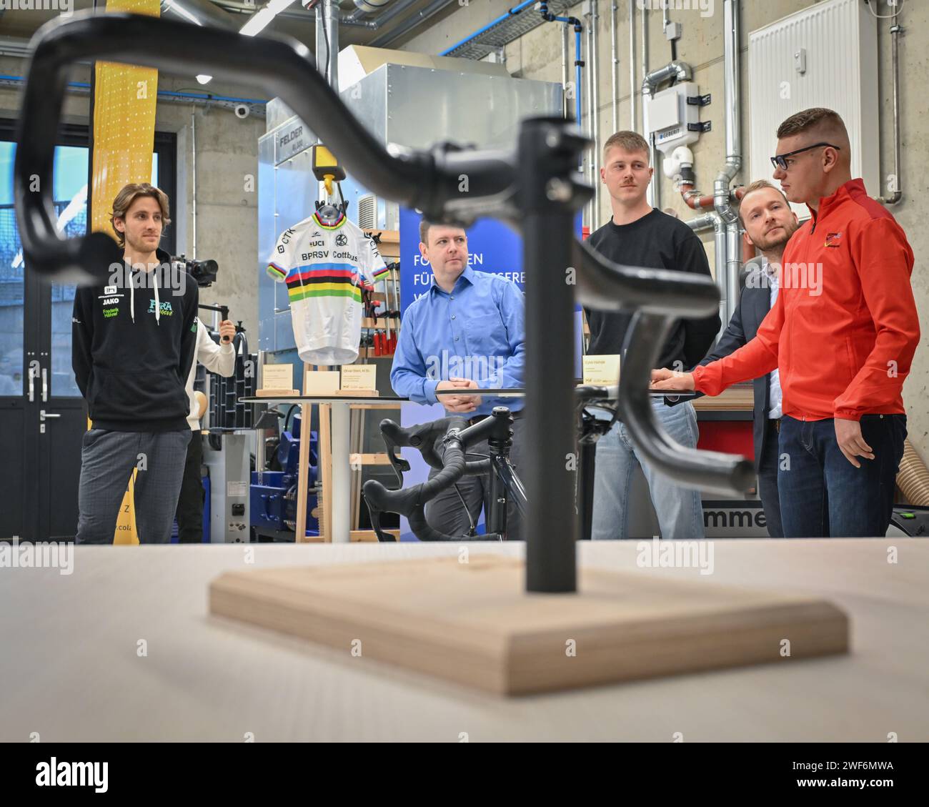 Disabled scientist hi-res stock photography and images - Alamy