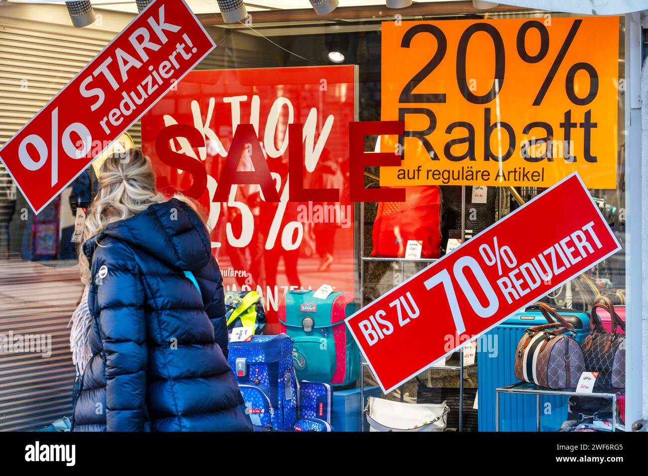 SALE, Rabatt, Prozente, stark reduzierte Preise, Schilder in einem ...