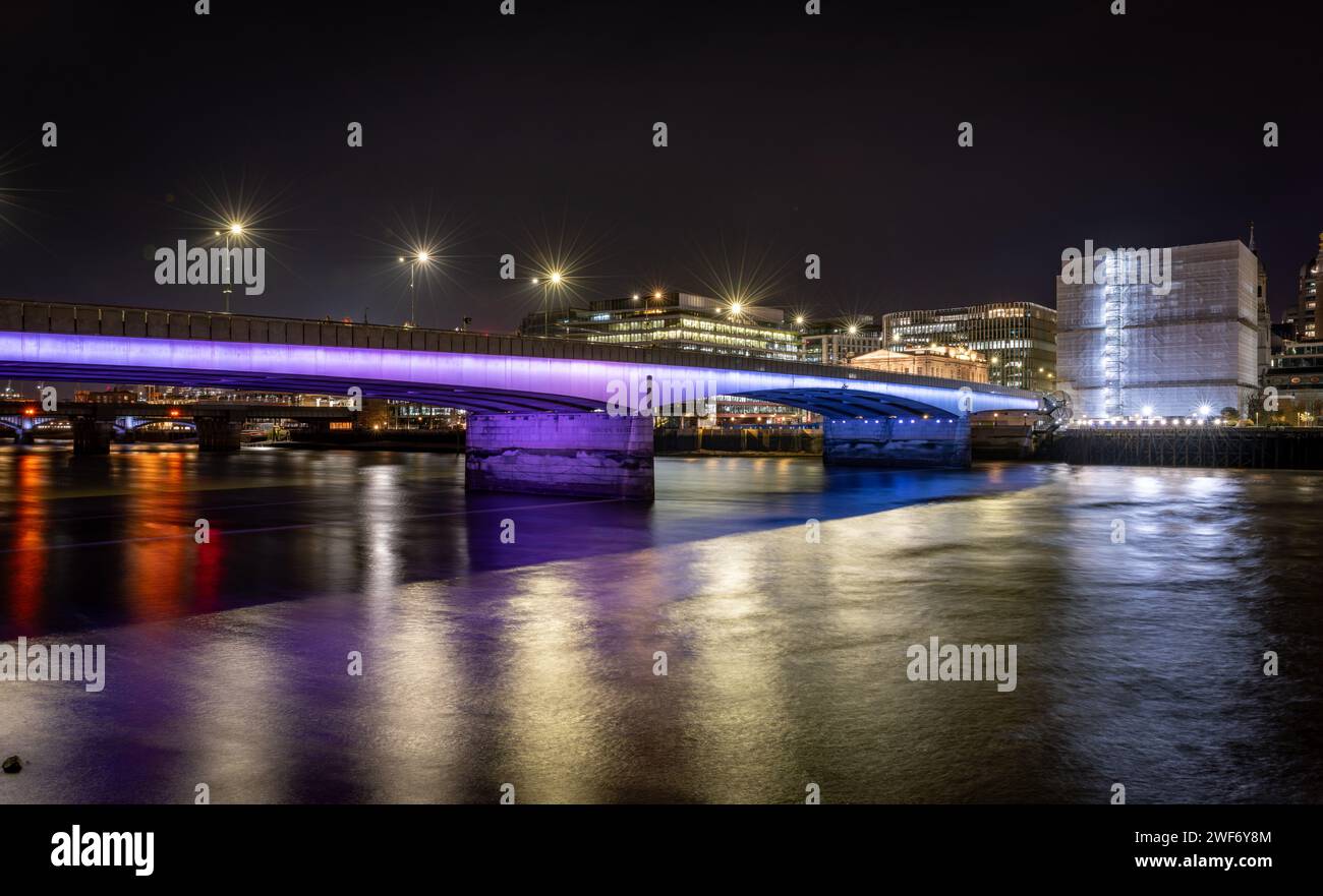 London bridges at night hi-res stock photography and images - Alamy