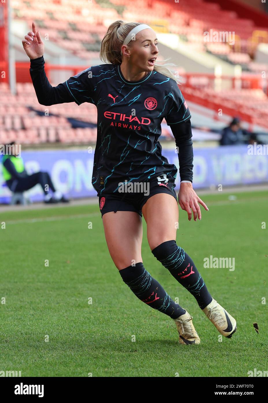 LONDON, ENGLAND - Chloe Kelly of Manchester City WFC in action during ...