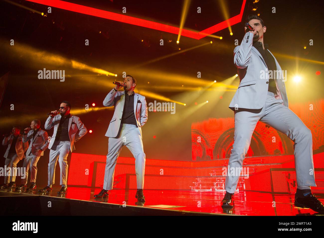 AJ, Brian, Nick, Kevin & Howie singing and dancing at the Backstreet ...