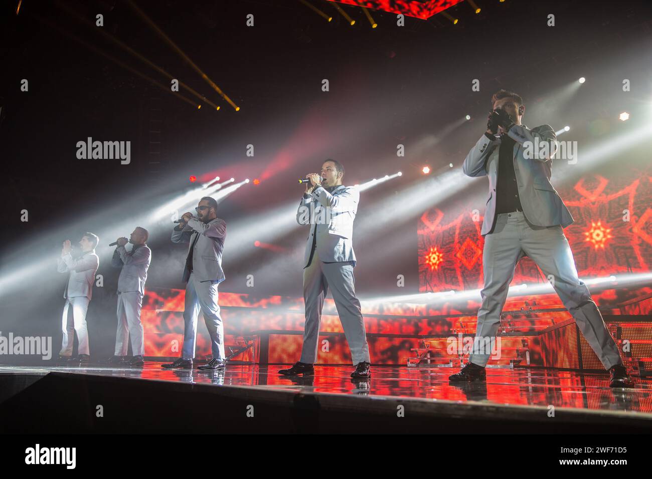 AJ, Brian, Nick, Kevin & Howie singing and dancing at the Backstreet ...