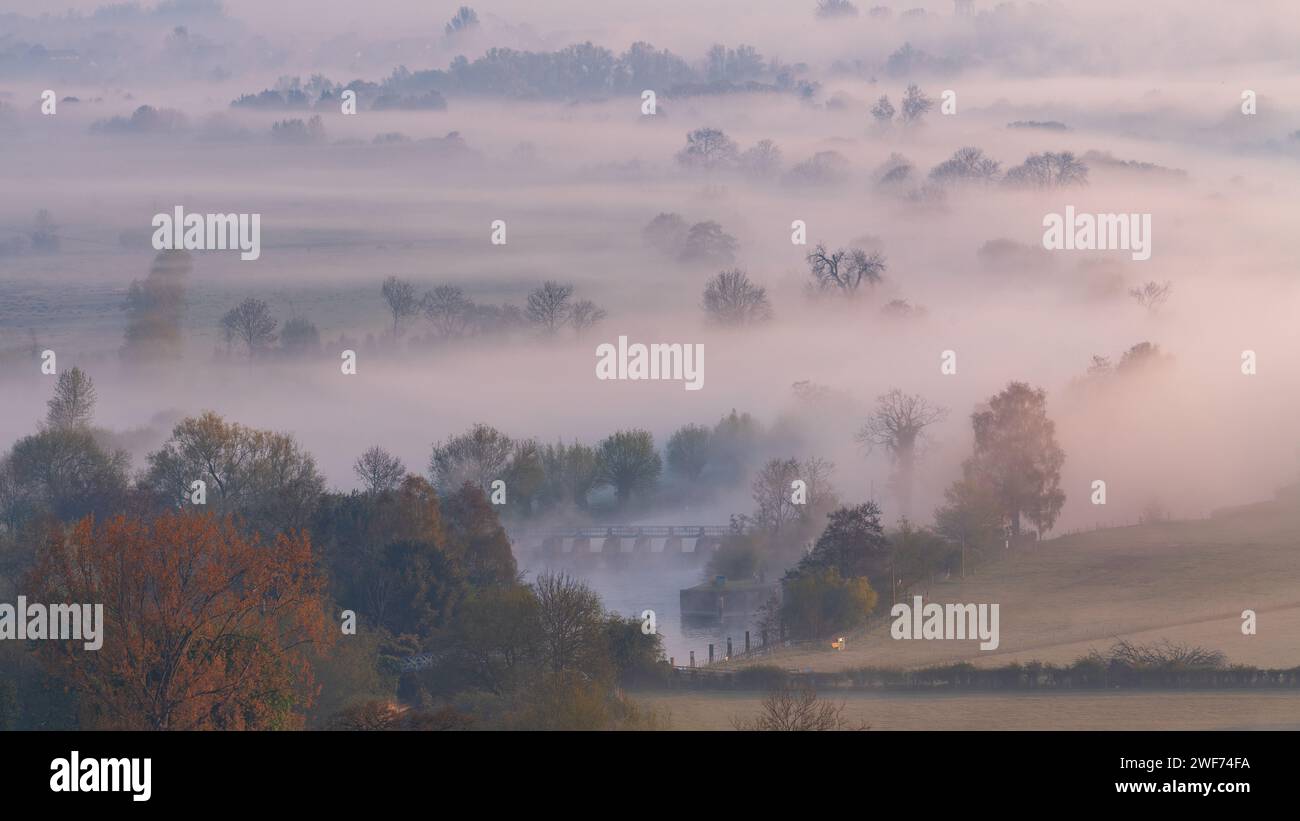 Misty morning seen from Wittenham Clumps Oxfordshire Stock Photo - Alamy