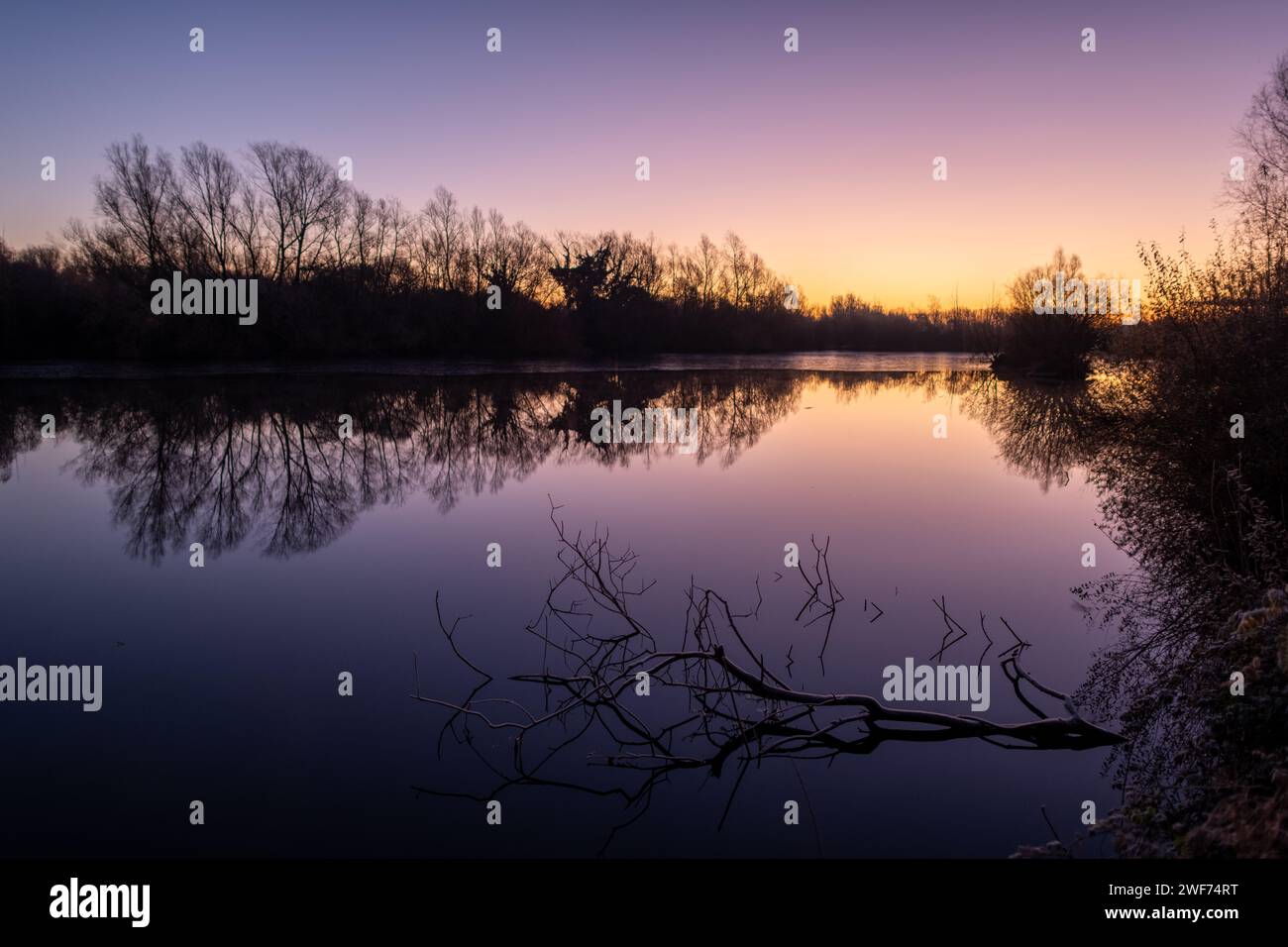 Dawn over lake at Lower Moor farm Cotswold Water Park Stock Photo - Alamy