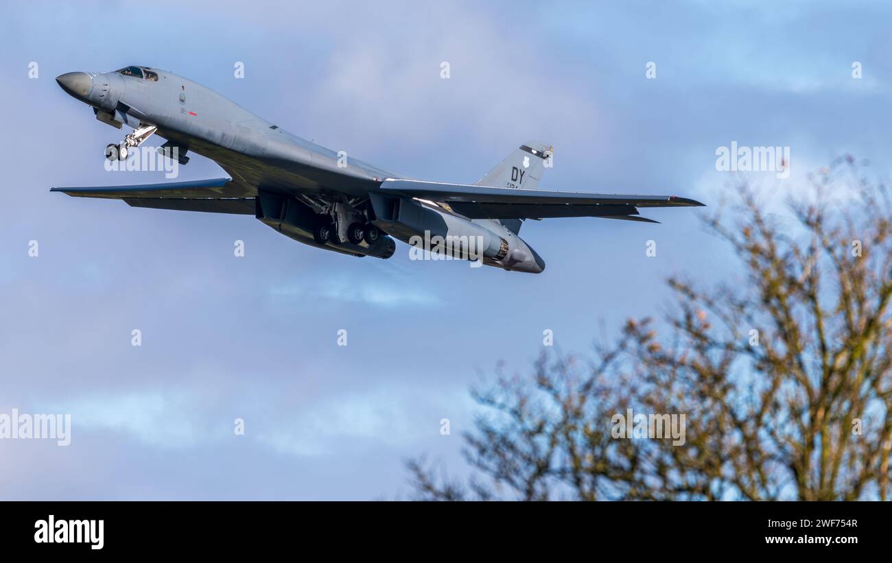 Rockwell B1-B Lancer taking off from RAF Fairford Stock Photo - Alamy
