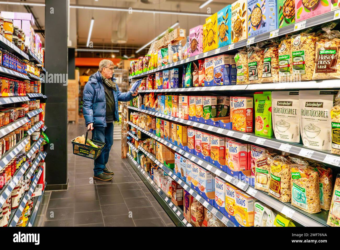 Kunde am Müsli-Regal im Supermarkt, München, Januar 2024 Deutschland ...