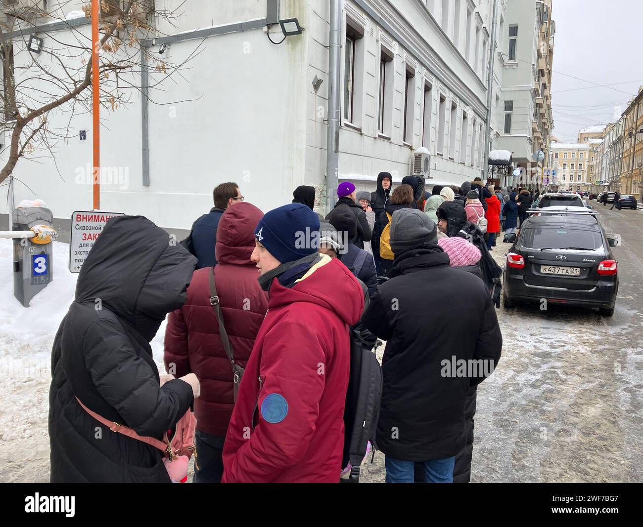 Moskau, Russia. 24th Jan, 2024. People queue in the center to sign for ...