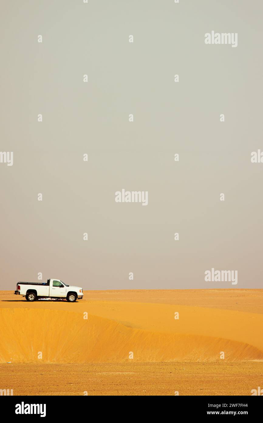 Pickup truck in desert hi-res stock photography and images - Alamy