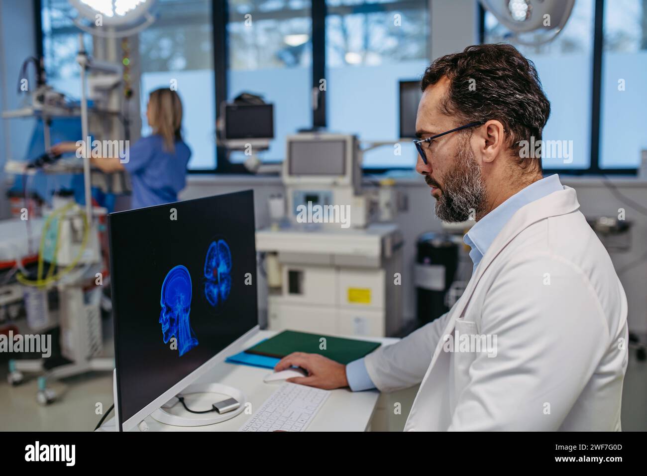 Patient on busy ward hospital hi-res stock photography and images - Alamy