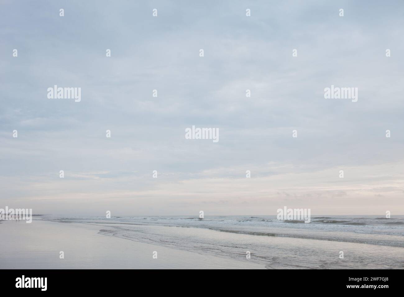Calm waves hi-res stock photography and images - Alamy