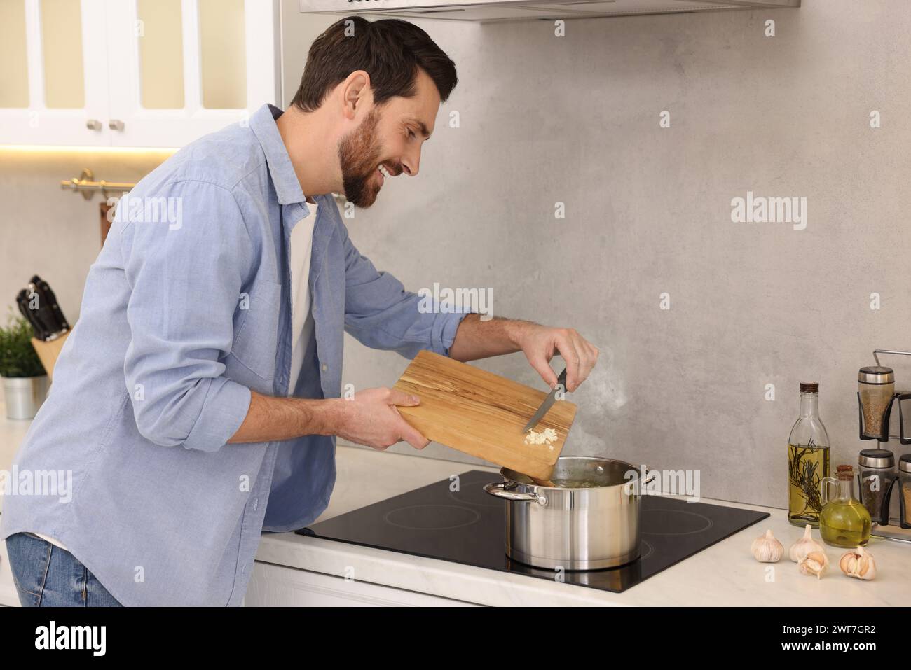 Man smiling with garlic hi-res stock photography and images - Alamy