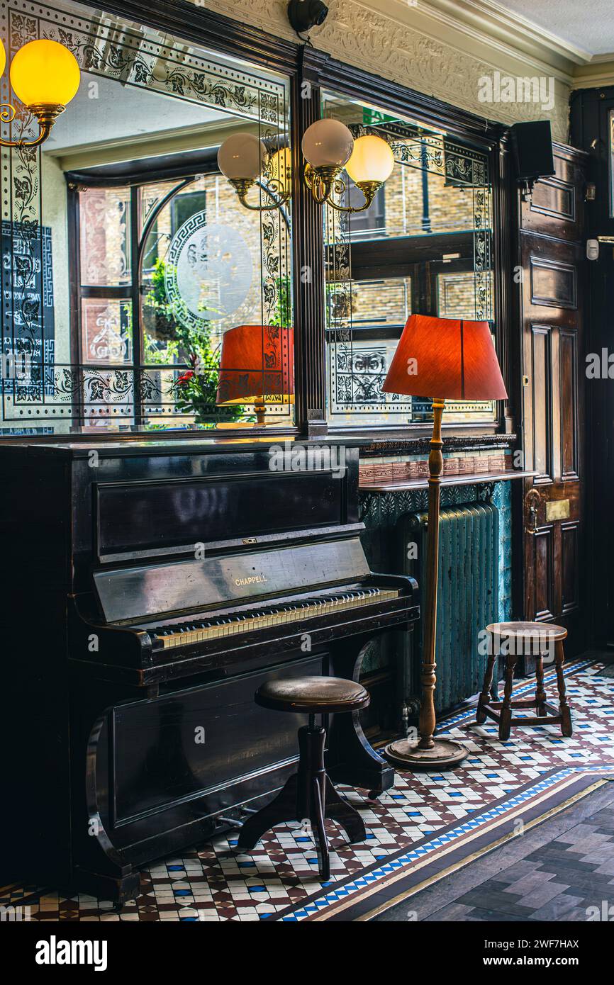 The Queens Head pub in Acton Street near Kings Cross, London ,UK Stock ...