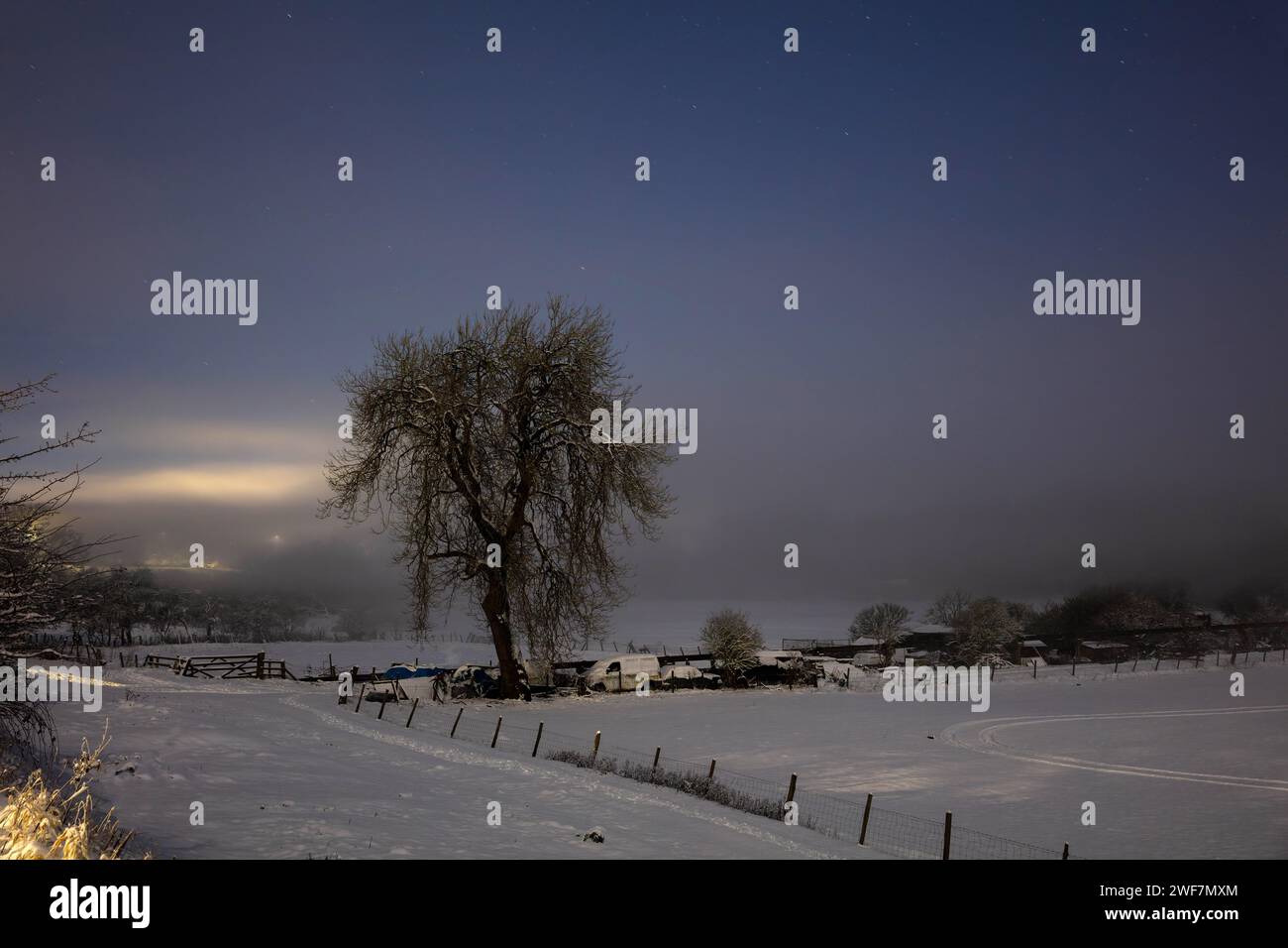 Fog england winter landscape hi-res stock photography and images - Alamy