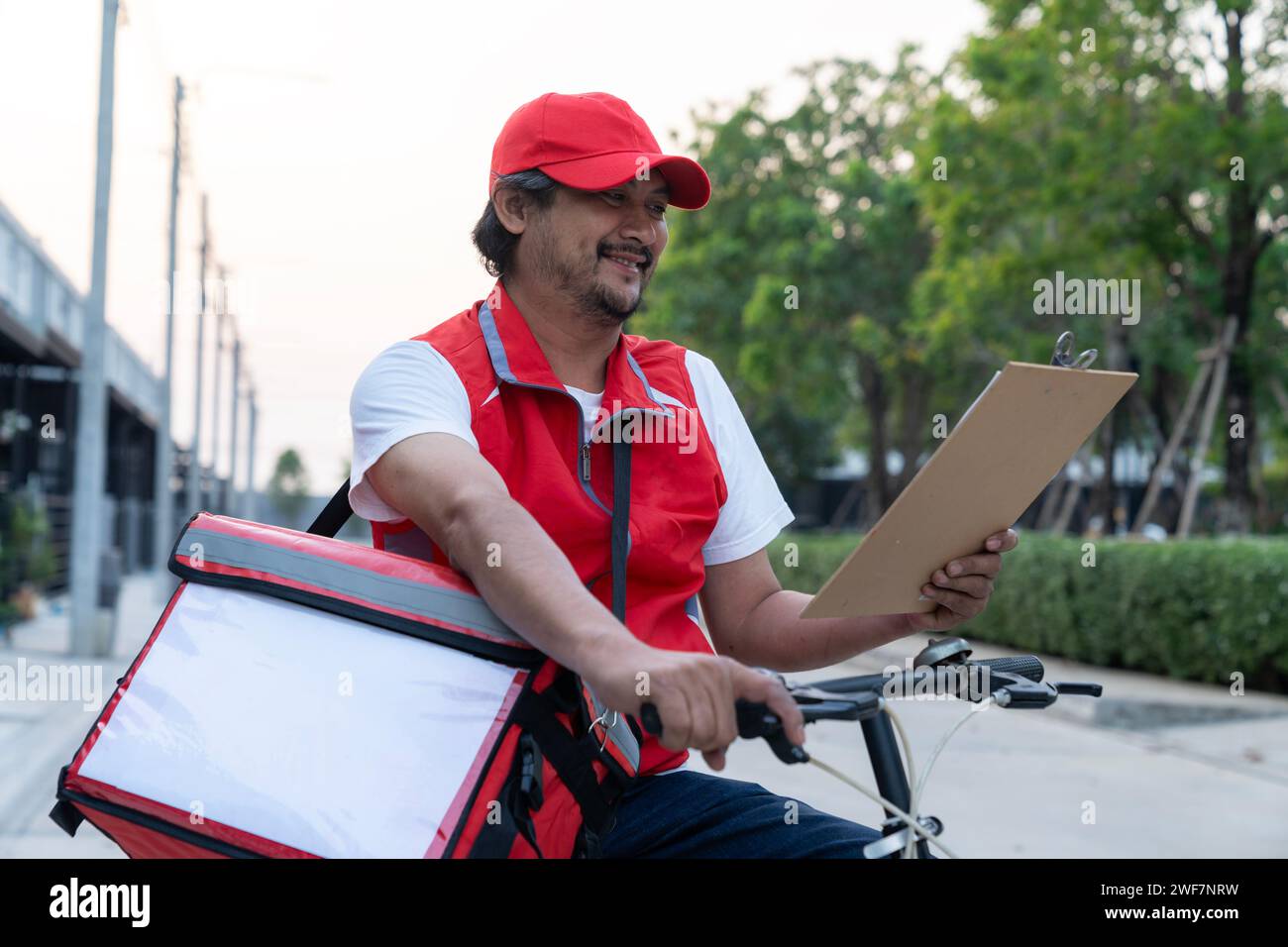 Delivery personnel hi-res stock photography and images - Alamy