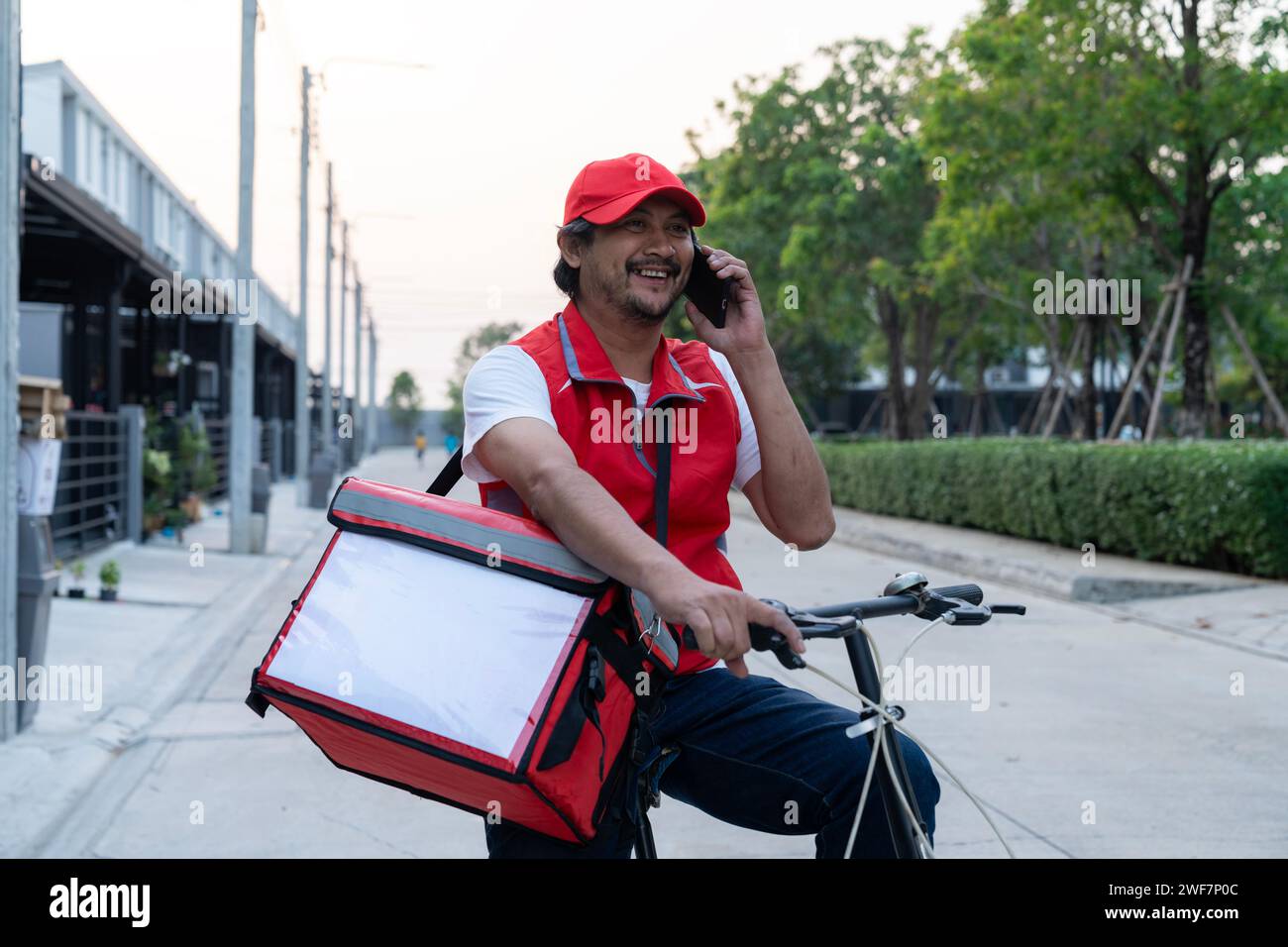 Delivery personnel hi-res stock photography and images - Alamy