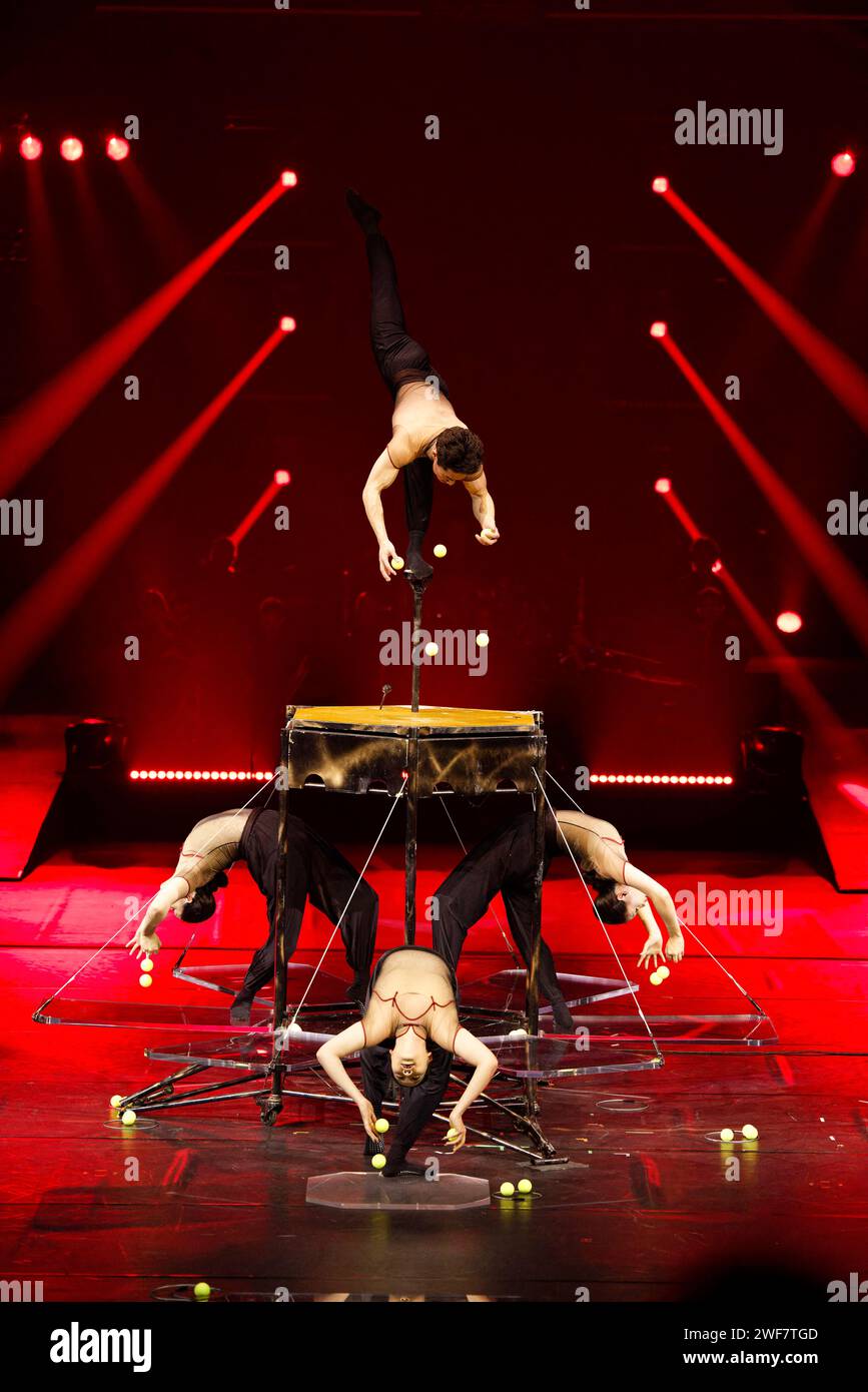 Troupe acrobatique nationale de Chine, juggling, China, competing ...